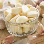 Los increíbles beneficios de comer ajos triturados o machacados