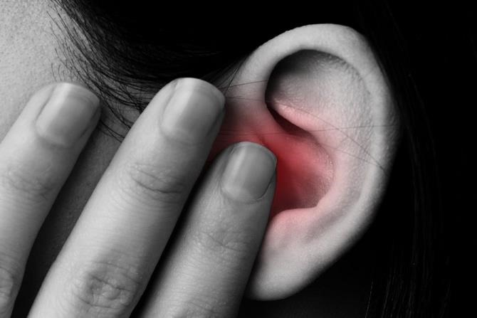 Cómo saber si tienes un tapón de cera en los oídos: síntomas
